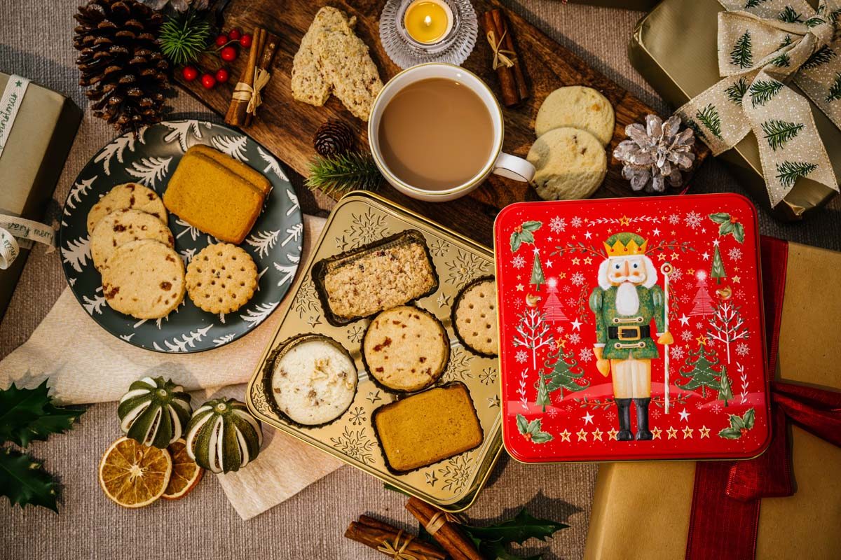 Farmhouse Biscuits Nutcracker Festive Selection Tin 400g - Portmeirion ...